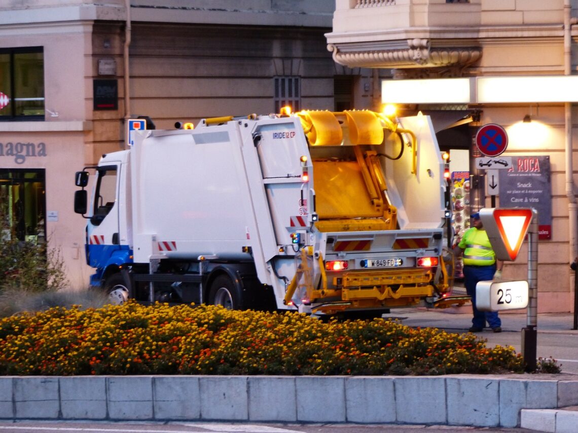 All You Need to Know About the Different Types of Garbage Trucks - Trendzer